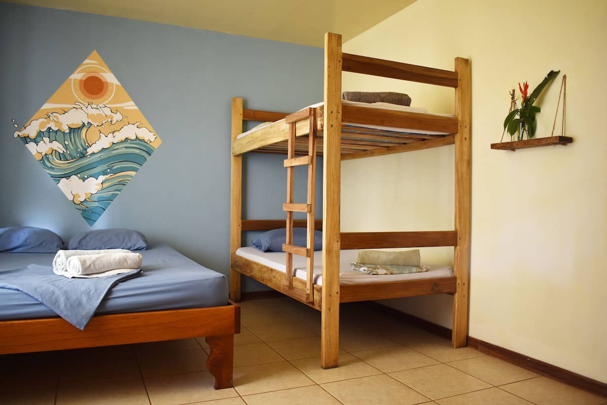 Quarto Quádruplo Superior, várias camas, casa de banho privativa, vista para o jardim | Roupa de alta qualidade, camas de colchão viscoelástico