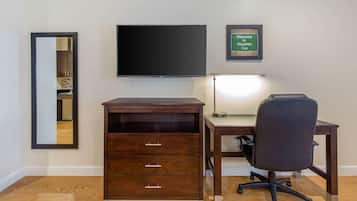 Quarto, 2 camas queen-size, acessível, não fumadores | Roupa de alta qualidade, secretária, ferro/tábua de engomar