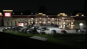 Fachada do alojamento (tarde/noite)
