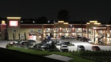 Fachada do alojamento (tarde/noite)