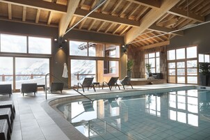 Piscina interior, espreguiçadeiras 