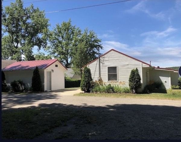 The Wellington Cottage - Shipshewana, IN