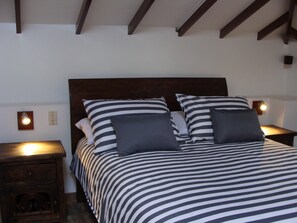 Quarto Quádruplo Familiar | Minibar, ferro/tábua de engomar, Wi-fi grátis, roupa de cama fornecida 