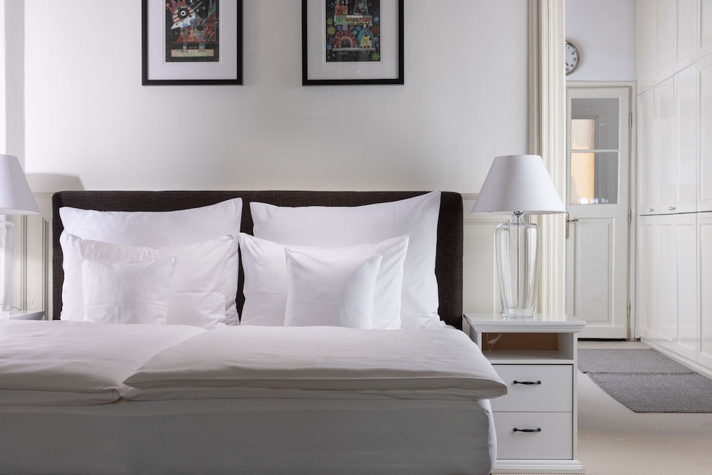 Charles Bridge Flat I Soundproof I Beautifully Furnished I Lift - Prague