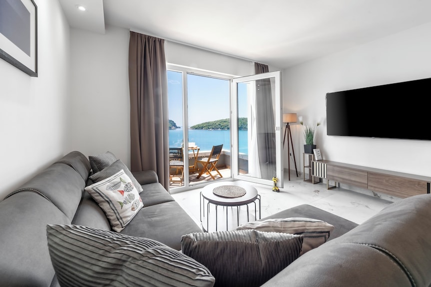 Beach House - Spectacular Beach House With Hot Tub (4 +1 Bedrooms,4 Bathrooms) - Croatia