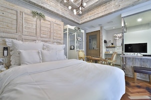 Suite, terraço | Com decoração personalizada, com mobília individualizada, secretária