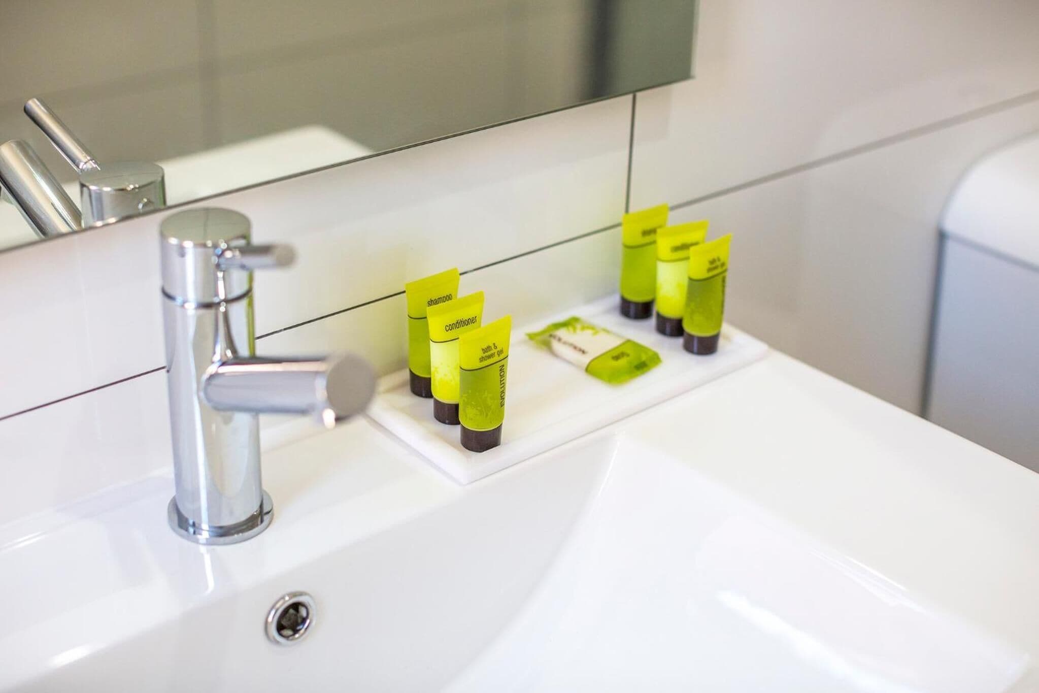 Um polibã, um chuveiro fixo, artigos de higiene pessoal grátis 