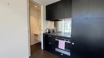 Apartamento, 1 quarto | Cozinha privada | Um frigorífico/congelador grande, um micro-ondas, um forno
