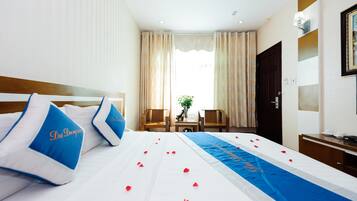 Quarto | Minibar, cofre no quarto, secretária, cortinas/cortinados opacos