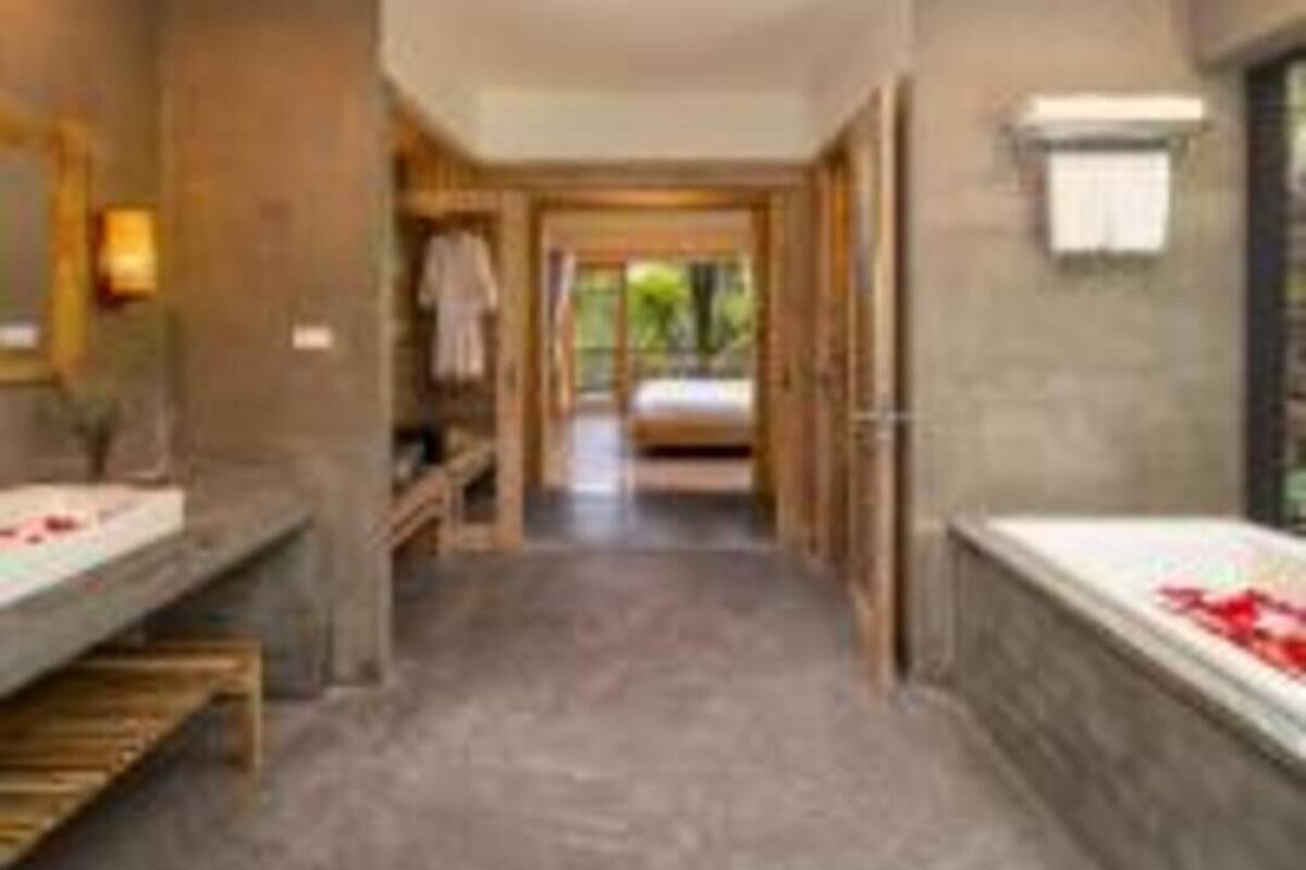 Uma casa de banho moderna com uma banheira grande, zona de duche e toucador com espelho.