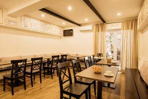 Café da manhã com buffet todos os dias (EUR 7 por pessoa) 