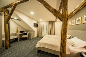 Twin Room with Extra Bed | Cofres nos quartos, escrivaninha, quartos à prova de som