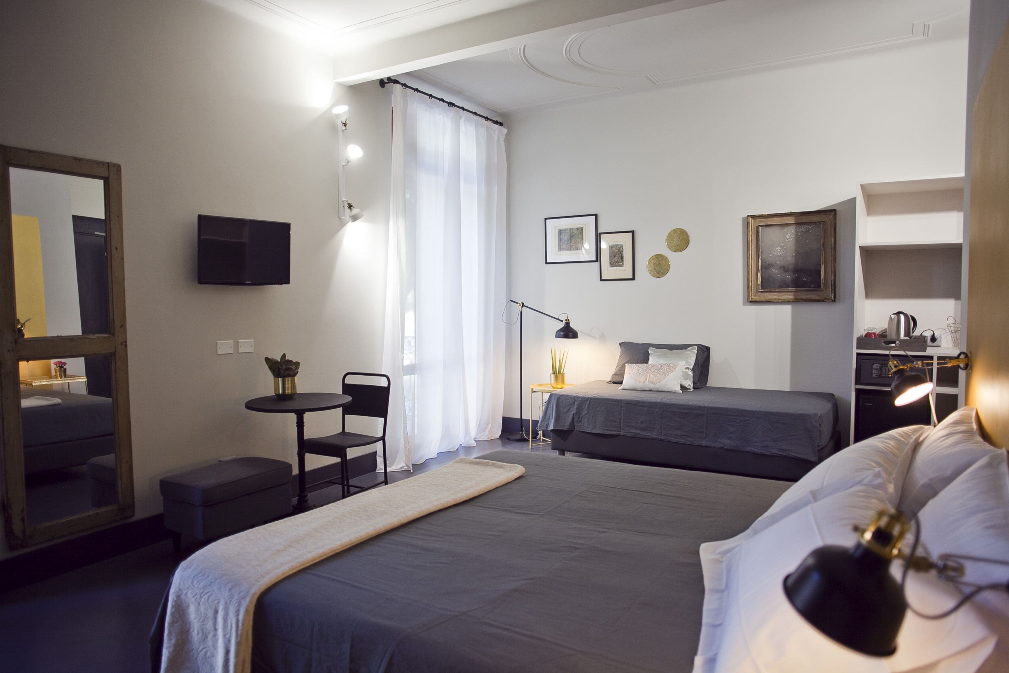 Quarto Triplo Deluxe, não fumadores, varanda | Lençóis de algodão egípcio, roupa de alta qualidade, edredões de penas 