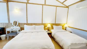 Quarto Triplo Standard | Roupa de alta qualidade, cortinas/cortinados opacos, Wi-fi grátis
