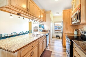 Casa, 4 quartos | Cozinha privada | Geladeira, micro-ondas, fogão, lava-louças