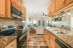 Casa, 4 quartos | Cozinha privada | Um frigorífico, um micro-ondas, um forno, uma máquina de lavar louça 