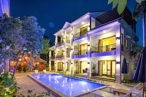 Piscina exterior, espreguiçadeiras 