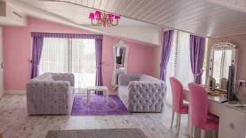 Suite Nobre, vista para o lago | Sala de estar | Televisor LED