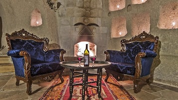 Suite RomĂąntica | Sala | Televisor de 40 polegadas com canais por cabo