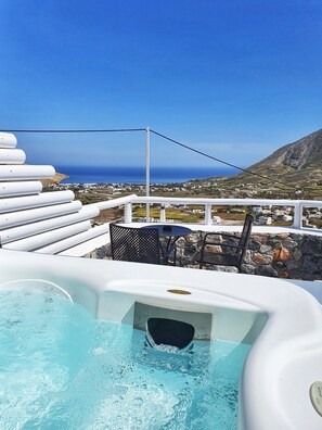 Two Bedroom Sea View Villa with Hot Tub - Fourni | Terraço/pátio interior