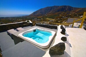 Six Bedroom Villa with Sea View and Hot Tubs | Roupas de cama premium, cofres nos quartos, cortinas blackout