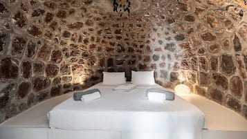 Two Bedroom Sea View Villa with Hot Tub - Fourni | Roupa de alta qualidade, cofre no quarto, cortinas/cortinados opacos