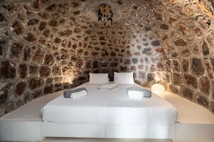 Two Bedroom Sea View Villa with Hot Tub - Fourni | Roupa de alta qualidade, cofre no quarto, cortinas/cortinados opacos