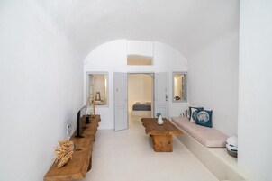 Six Bedroom Villa with Sea View and Hot Tubs | Roupas de cama premium, cofres nos quartos, cortinas blackout