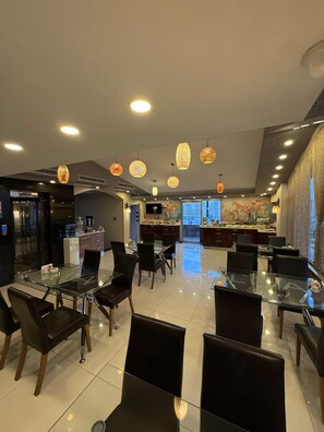 Café da manhã com buffet todos os dias (EUR 10 por pessoa) 