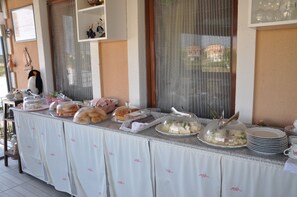 Café da manhã com buffet grátis todos os dias