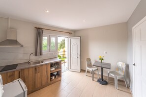 Quarto quádruplo | Cozinha privada | Geladeira, cooktop, chaleira elétrica