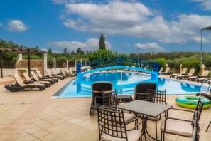 Piscina externa, guarda-sóis, espreguiçadeiras