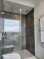 Apartamento urbano | Banheiro | Chuveiro, produtos de toalete grátis, secador de cabelo