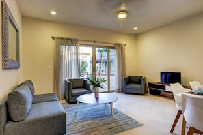 Apartamento, 2 quartos, vista para a piscina | Sala de estar | TV de tela plana