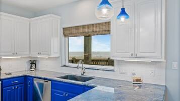 Casa, 4 quartos | Cozinha privada | Um frigorífico, um micro-ondas, um forno, uma cafeteira/bule