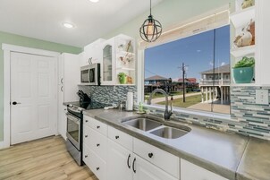 Casa, 3 quartos | Cozinha privada | Geladeira, micro-ondas, fogão, cafeteira/chaleira