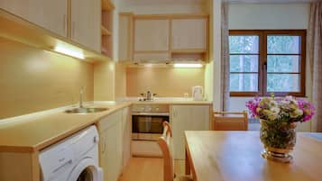 Geladeira, fogão, cooktop, talheres/pratos/utensílios de cozinha