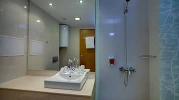 Chuveiro, produtos de toalete grátis, secador de cabelo