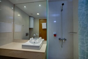 Chuveiro, produtos de toalete grátis, secador de cabelo 