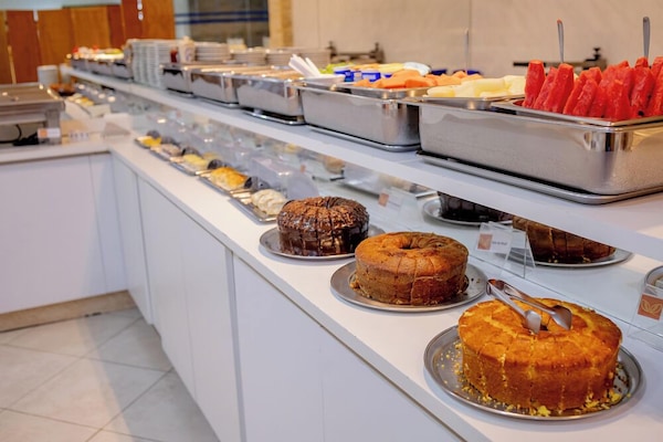 Café da manhã com buffet grátis todos os dias