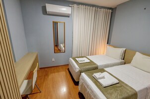 Double Superior Twin | Cofres nos quartos, escrivaninha, cortinas blackout, Wi-Fi de cortesia