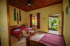 Quarto triplo luxo, 1 quarto, no jardim | Cofres nos quartos, Wi-Fi de cortesia, acesso para cadeiras de rodas