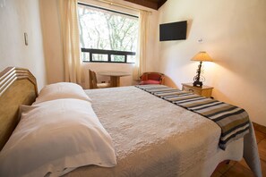 Quarto Duplo Standard, 1 cama de casal | Minibar, secretária, ferro/tábua de engomar, Wi-fi grátis 