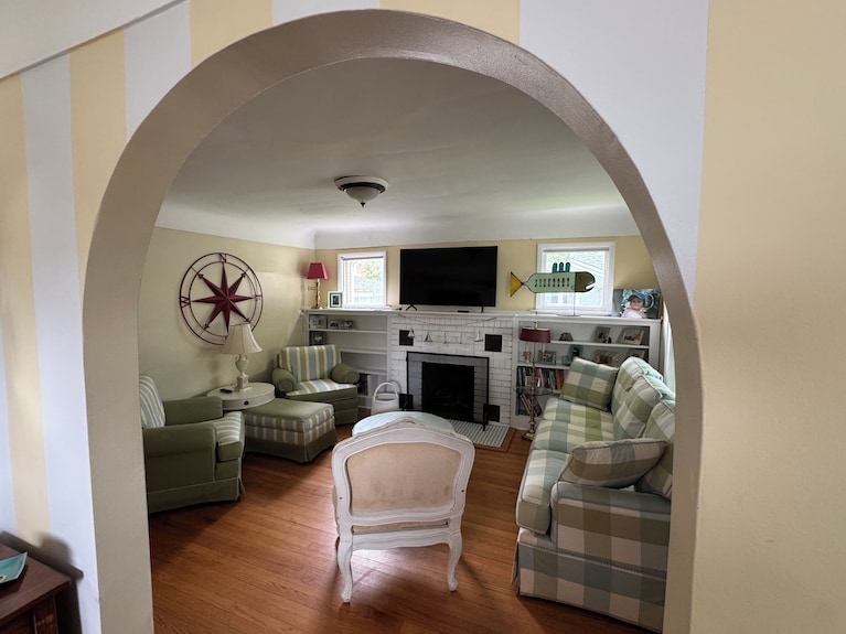 \Nwalk To Everything/large Fenced Yard/enclosed Front Porch/central Air - Charlevoix, MI