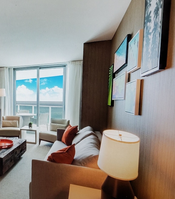 Lyfe Resort, Oceanfront Bdg. Rooftop Pool & Restaurant, Water Views Guaranteed - North Miami, FL