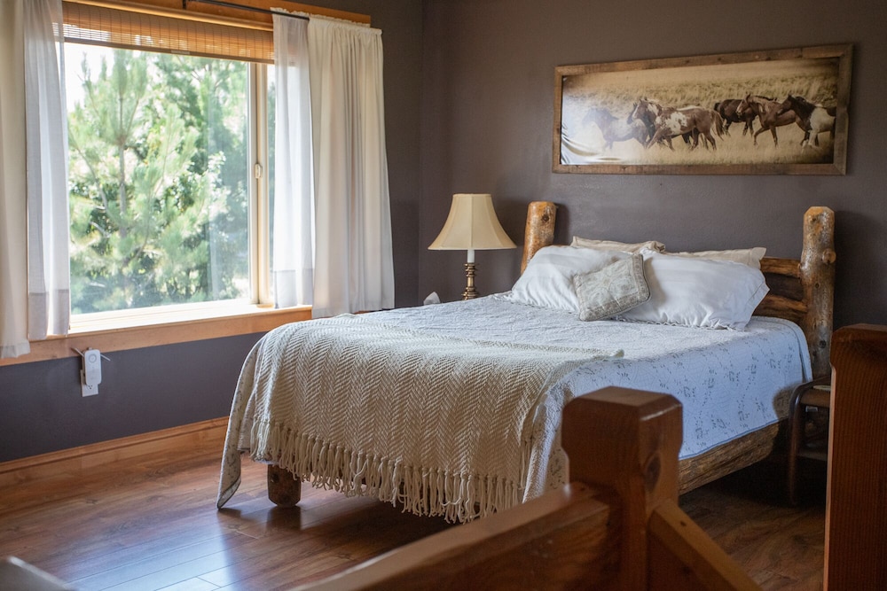 Romantic Paradise Getaway Mountain Views & Hot Tub! - Livingston, MT