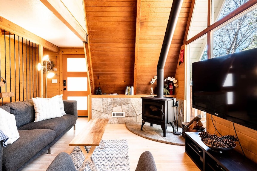 Iconic Modernized A-frame Cabin In Lake Arrowhead /Hot Tub/ Dog Friendly - Lake Arrowhead, CA