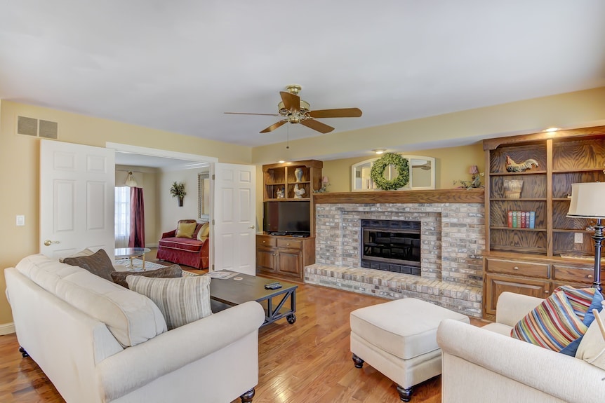 Modern Like New Luxury 3,200 Sq Ft Home In An Awesome Location! Sleeps 12! - Springfield, IL