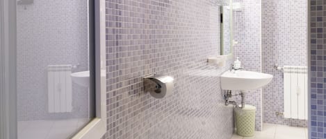 Quarto Superior, 1 cama king-size e sofá-cama, casa de banho privativa | Casa de banho | Artigos de higiene pessoal grátis, um secador de cabelo