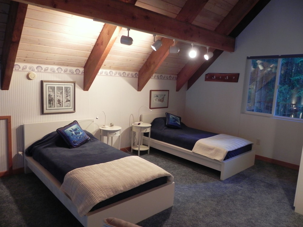 Neil Bay Waterfront Family And Pet Friendly Property!<br>pcup00-13-0010 - Roche Harbor, WA